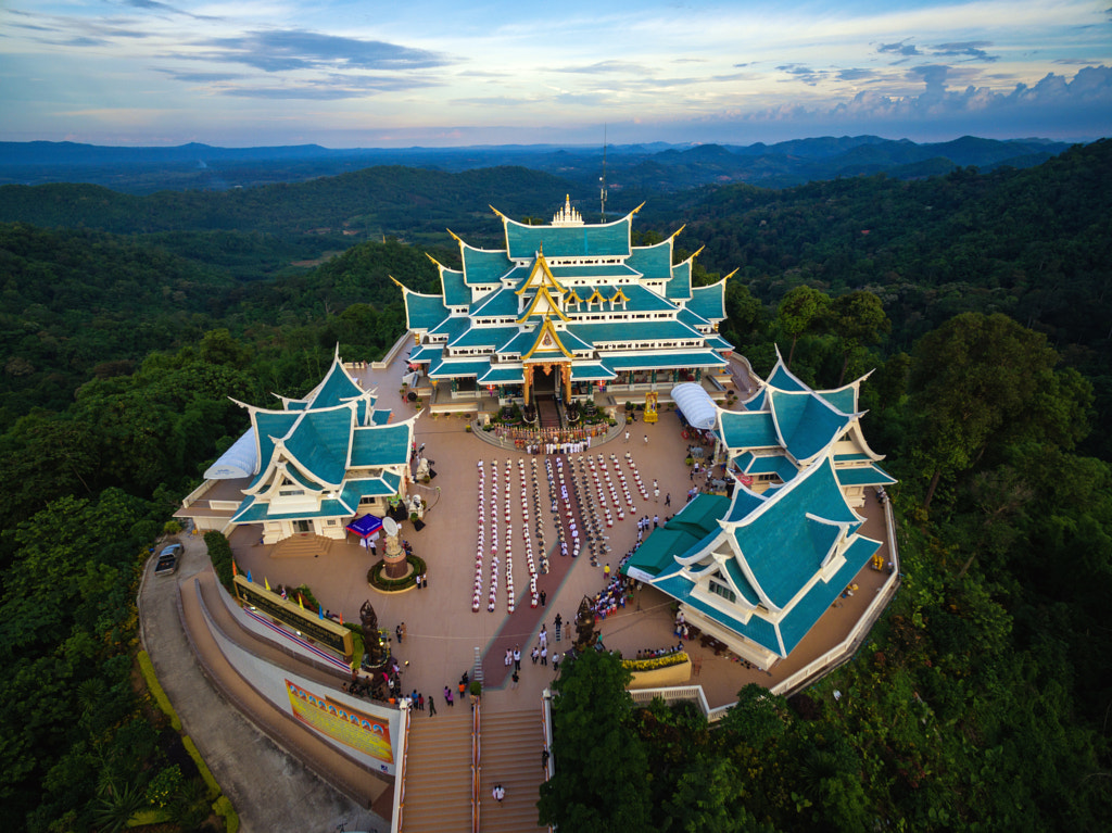 Wat pa phukon by Sasin Tipchai / 500px