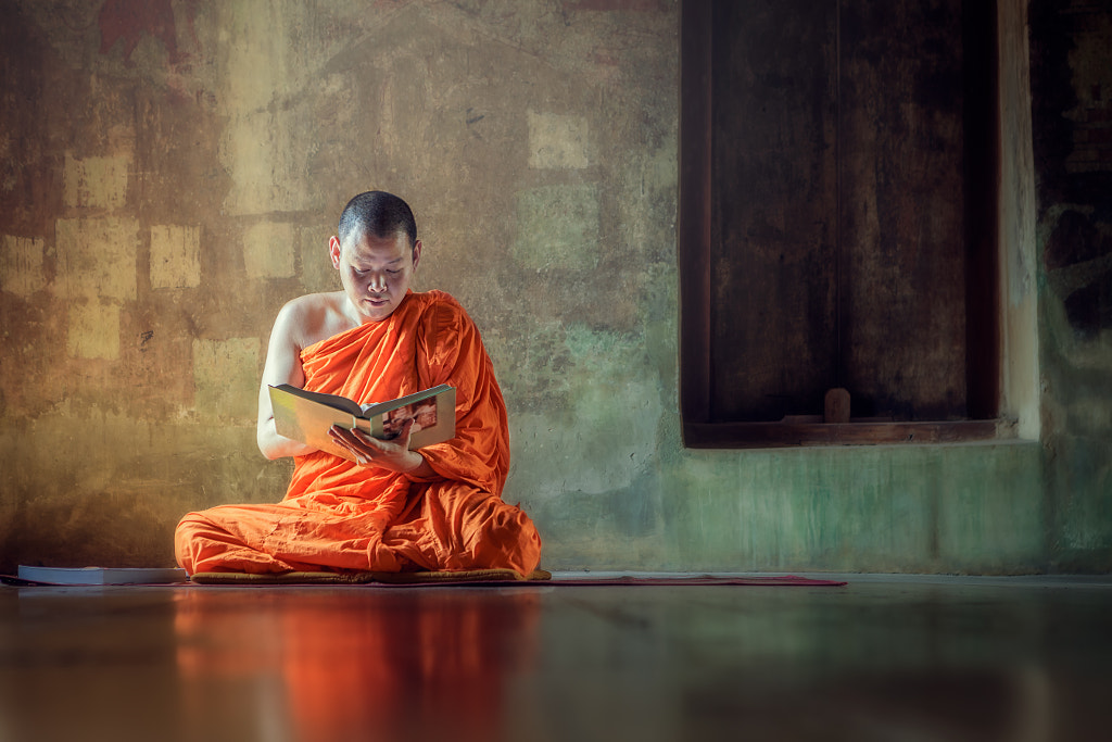 Monk reading book by Santi foto / 500px