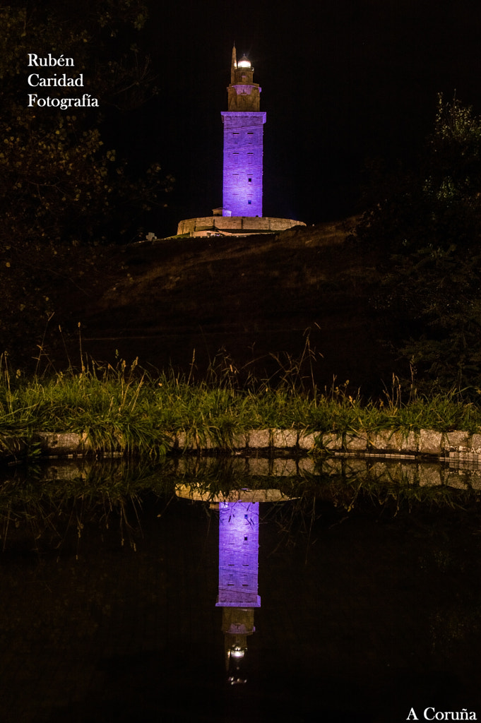 La Torre de Hércules iluminada de color Morado Ayer de noche por el ...