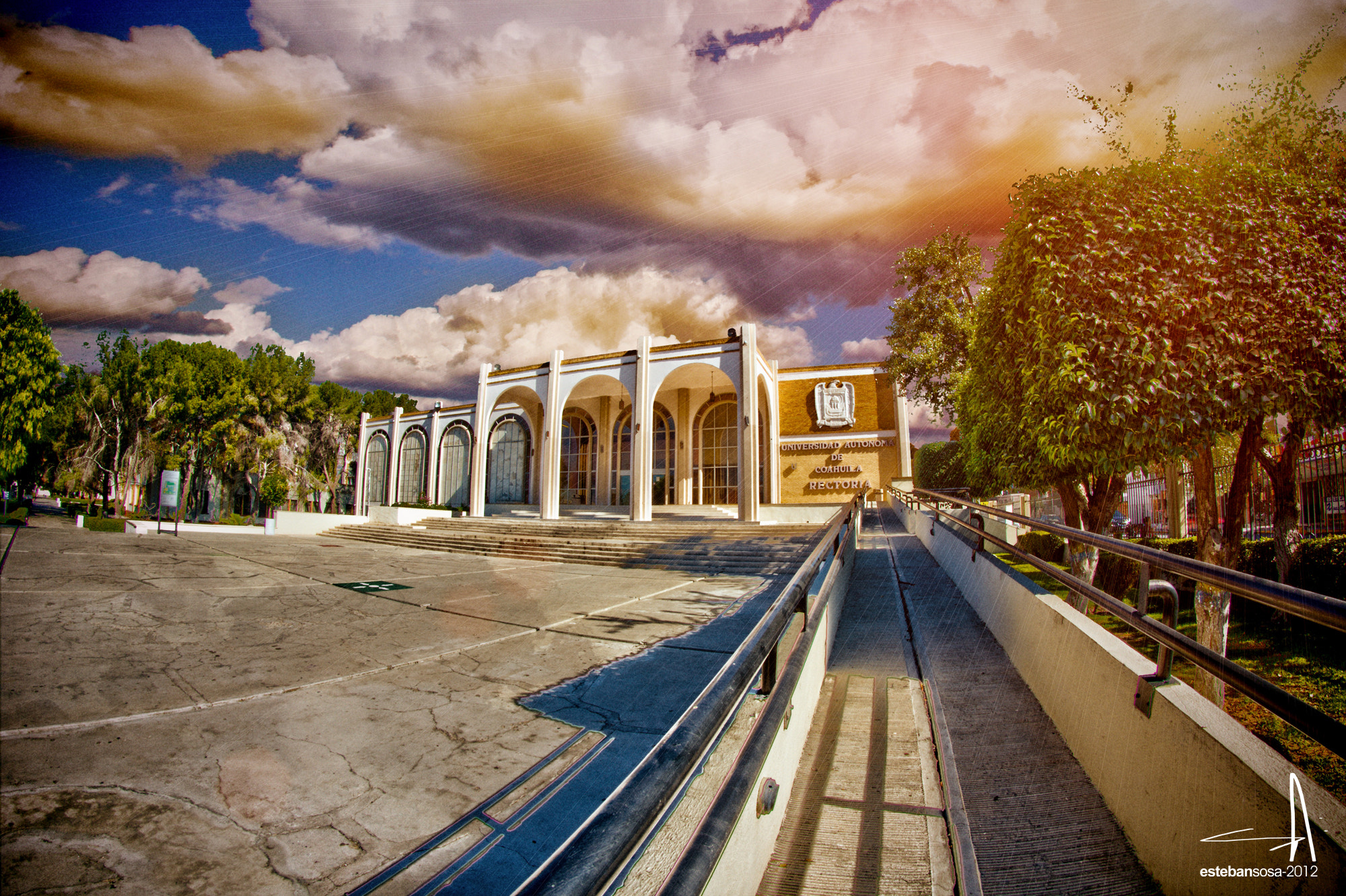 Rectoria UAdeC by Esteban Sosa / 500px