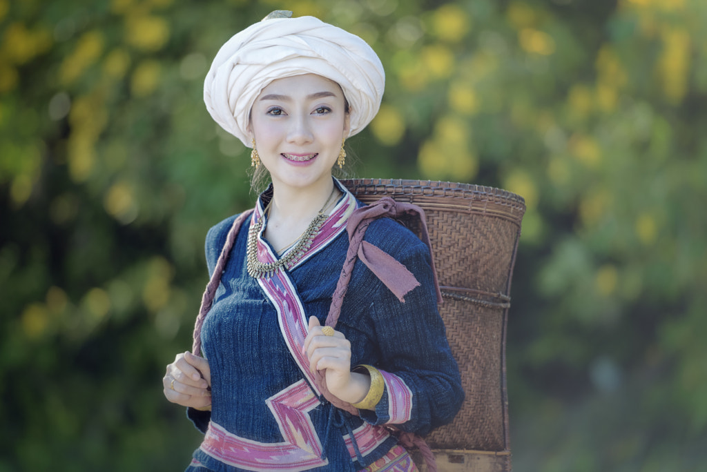 Beautiful girl and fresh flowers by venusvi / 500px
