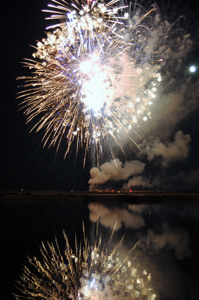 fireworks by Mark Hampton / 500px