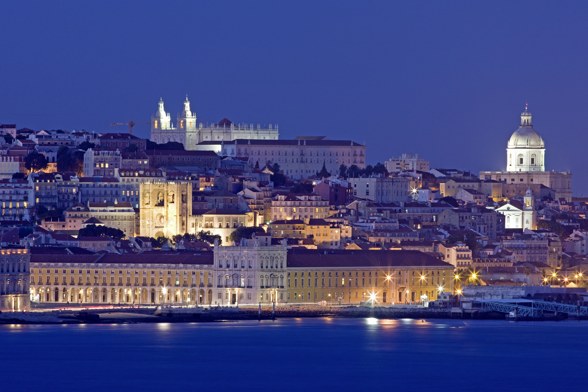 Lisbon by night by Fernando Peres Rodrigues / 500px