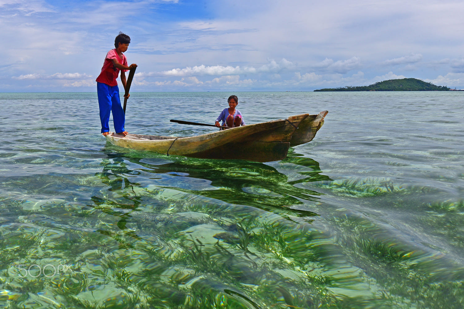 A children rowing their boat by Johari Saad / 500px