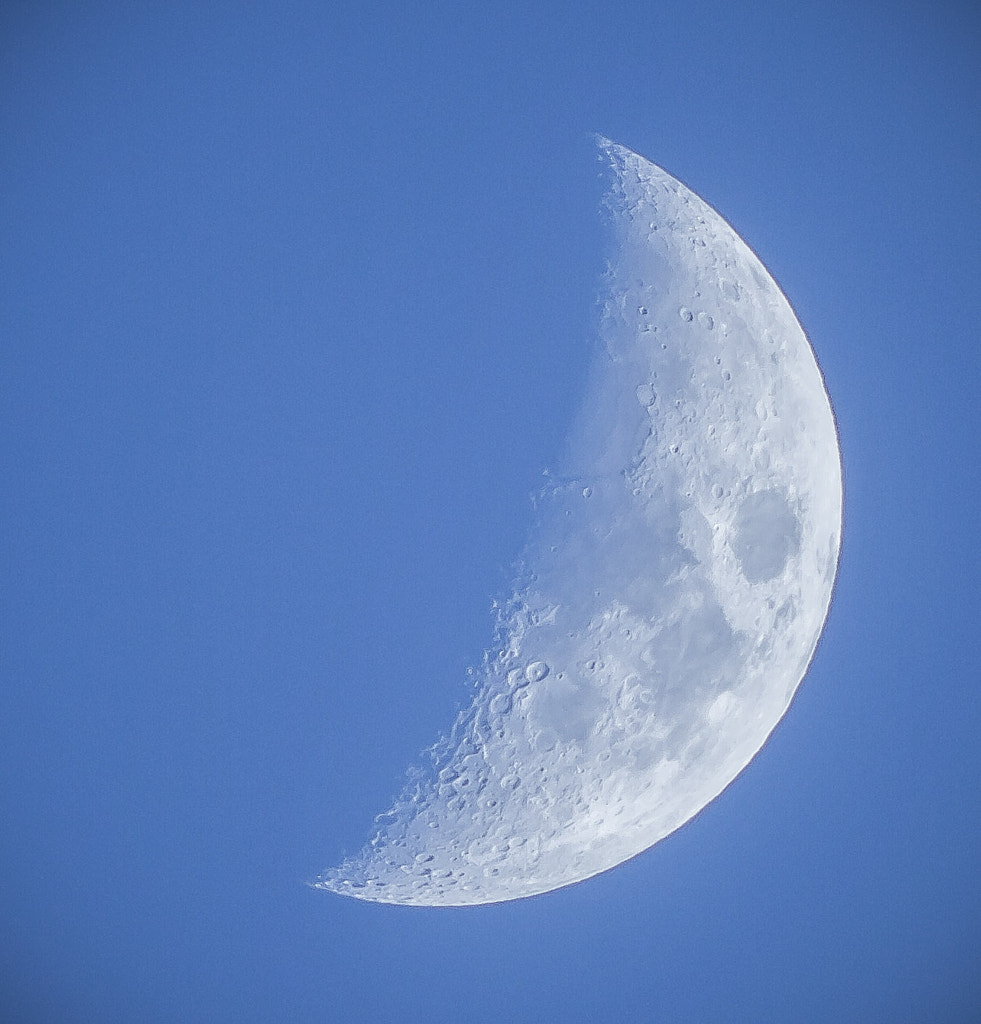 Daytime moon by Martin Döring / 500px