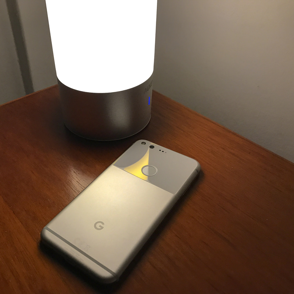 Google Pixel and Lamp by Osmar Leão / 500px