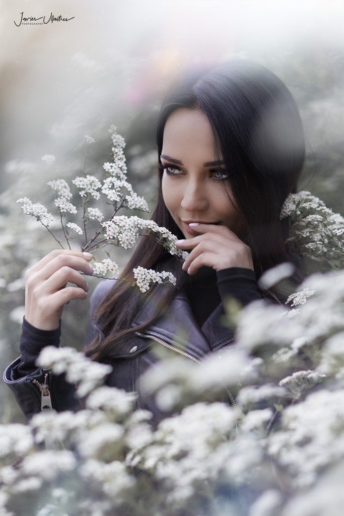 White flowers by Javier Ullastres / 500px