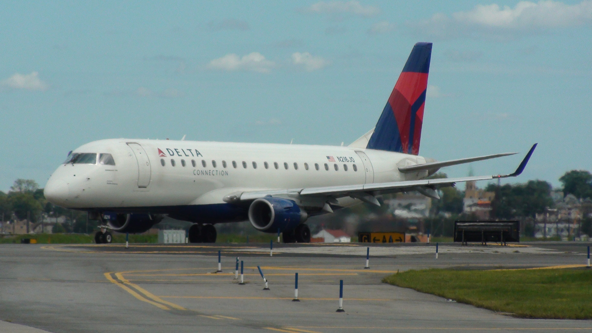 Delta Airlines Embraer ERJ 175 (E75 by Faisal Nahian / 500px