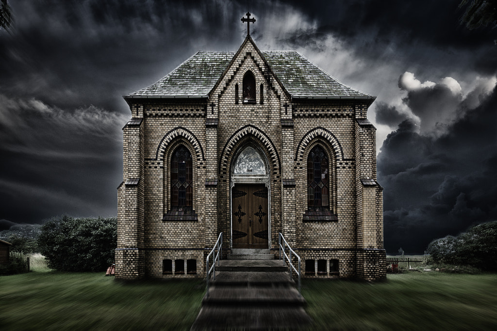 House on Haunted Hill by Andreas Rumpf / 500px