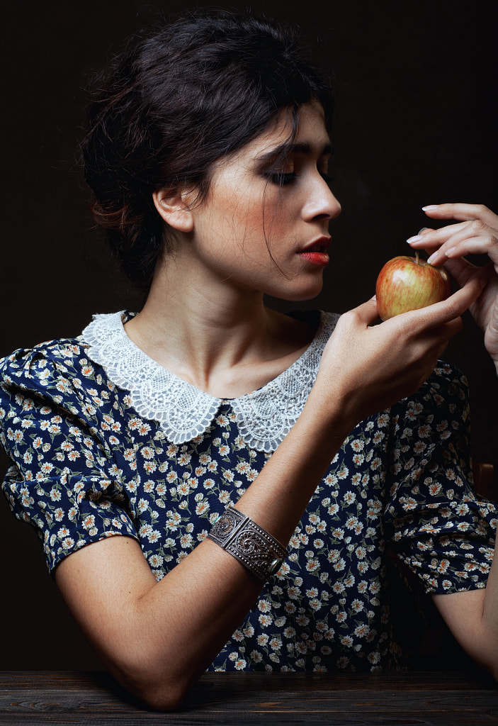 Sabina with apple by Zachar Rise / 500px