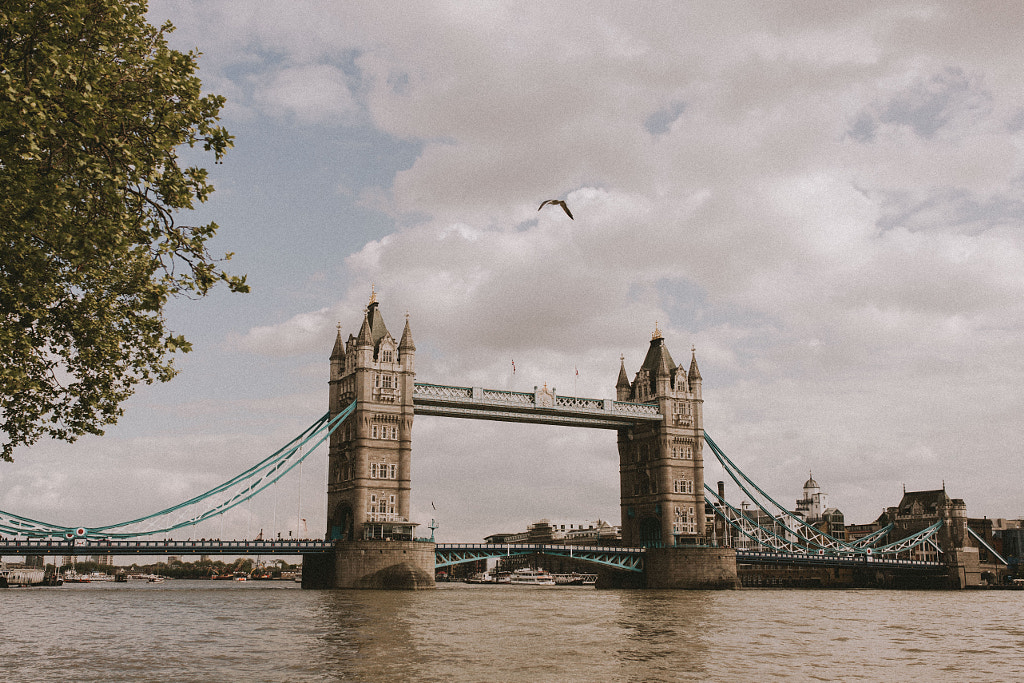 london bridge by Sam Landreth / 500px