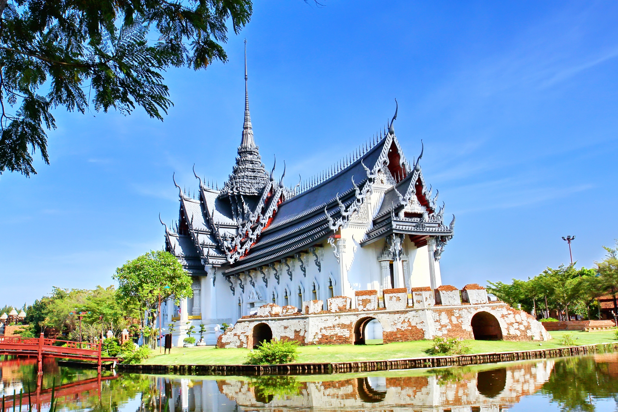 Sanphet Prasat Throne Hall (Grand palace) by Ekkasit Chaingam / 500px