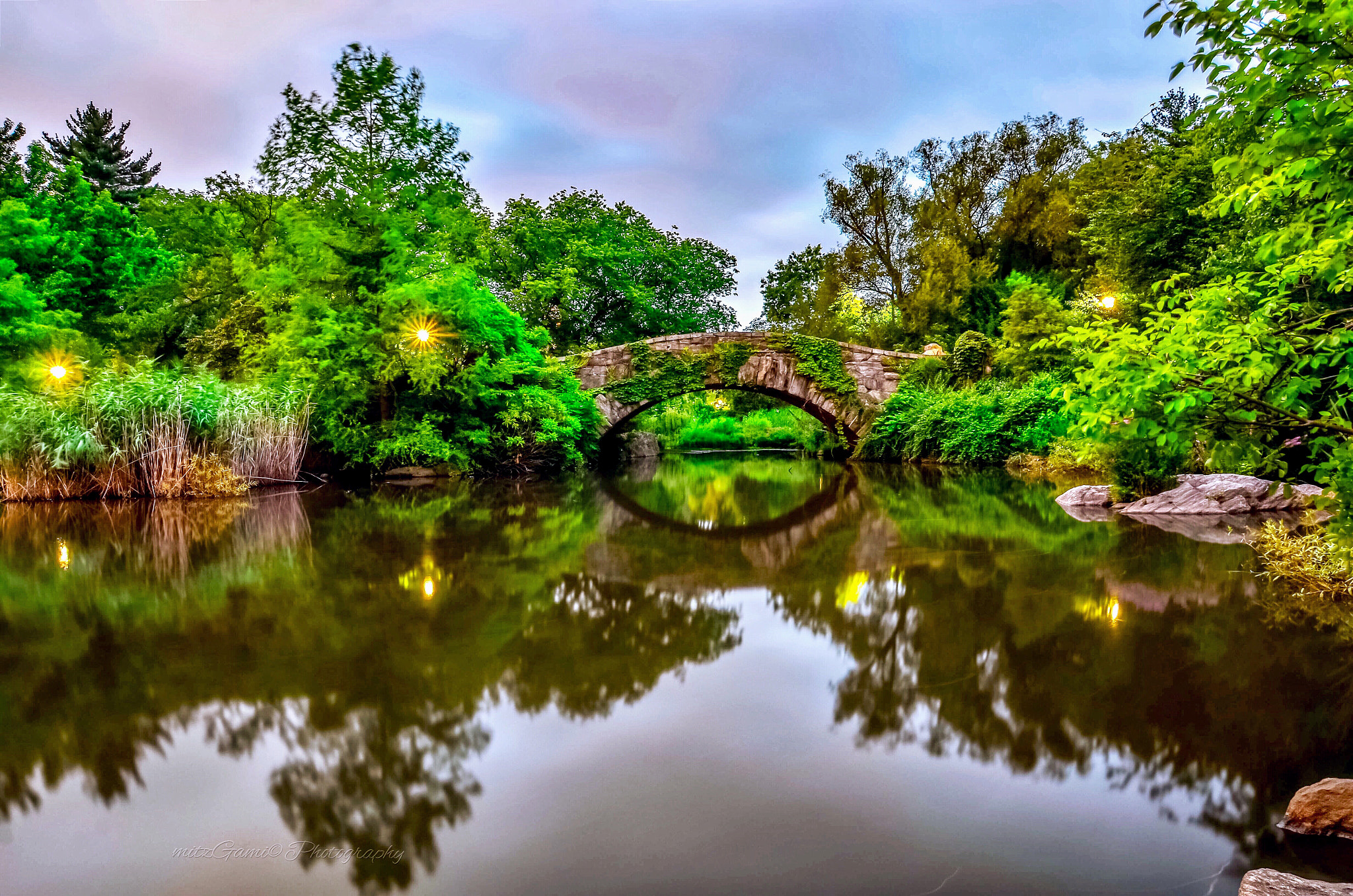 Summery scene of the iconic Gapstow Bridge, Central Park New York City ...