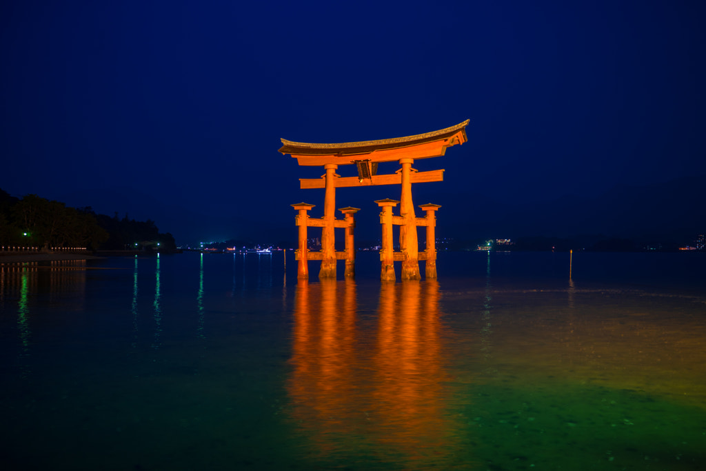 The floating torii gate at Itsukushima Shrine by Y / 500px