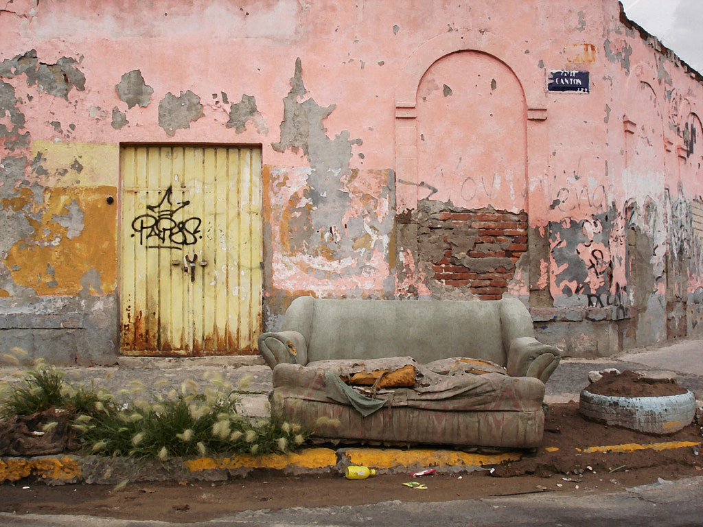 Street sofa by Alejandro Contreras / 500px