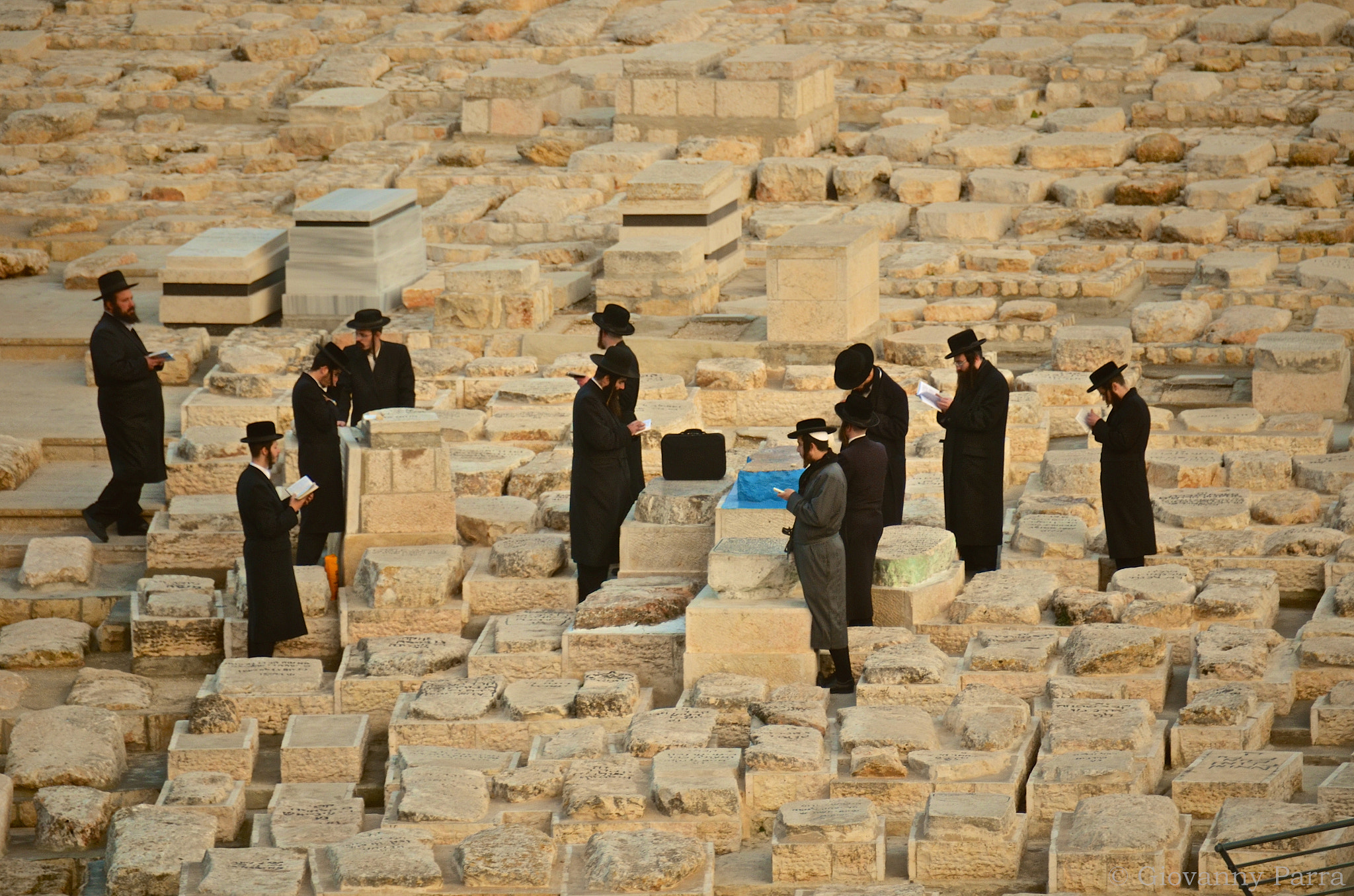 Jewish funeral ritual - Ritual funerario Judío by Giovanny Parra / 500px