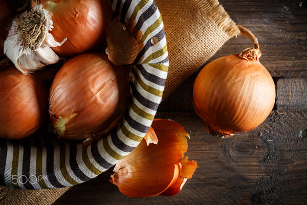 Still life of fresh onions and garlic head. by Dani Garcia / 500px