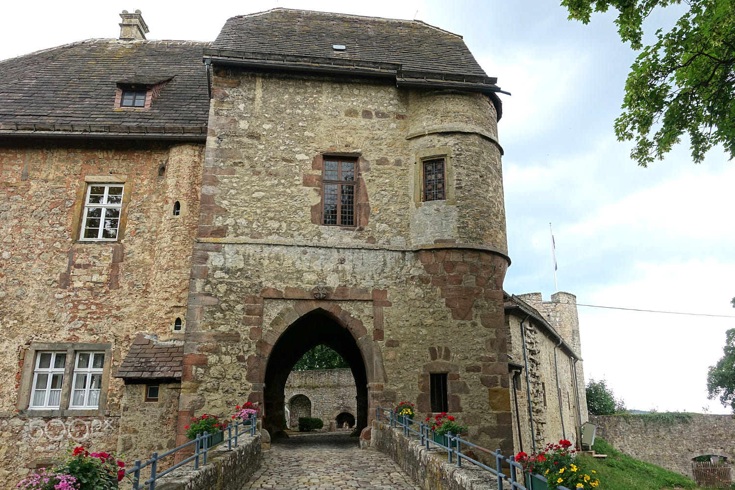 Haupteingang Burg Dringenberg bei Bad Driburg by Eva-Maria Di Bella / 500px
