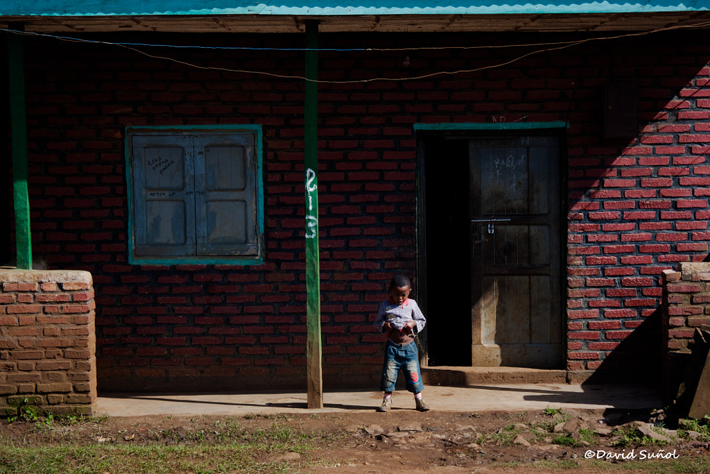 Kid peeing on the doorway. Ethiopia by David Suñol / 500px