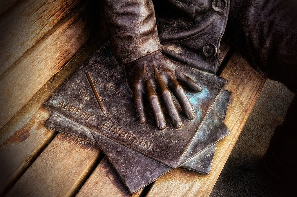 La mano de Einstein (Einstein's Hand) by Carlos Pérez Aka CpA / 500px