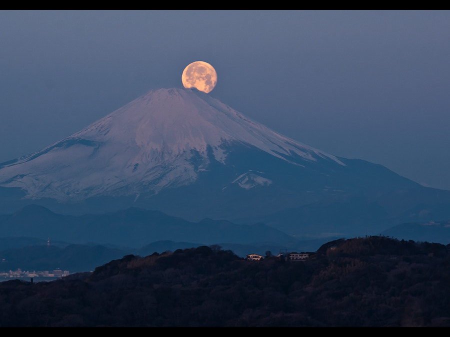 Mt.Fuji with full Moon by lissajous _ / 500px
