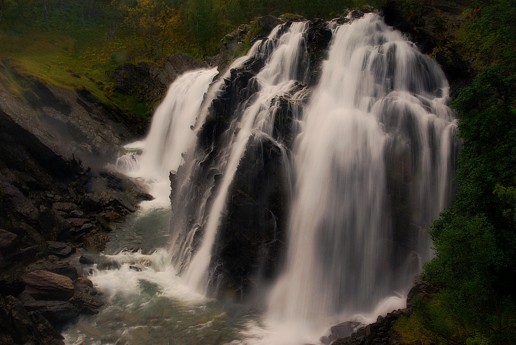 Pulsating waterfall by Erik Dissing / 500px