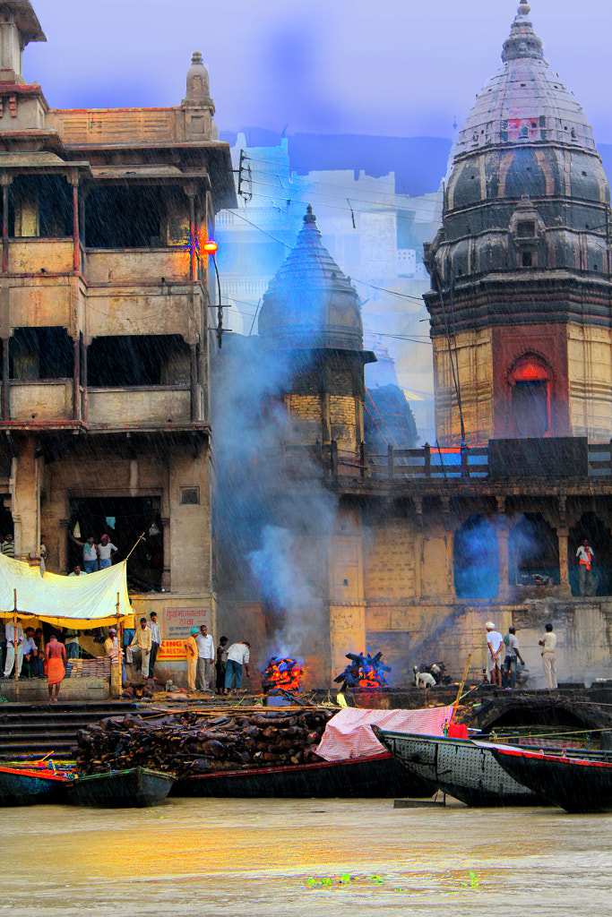 India: Burning on Holy Ganges river by tropicb / 500px