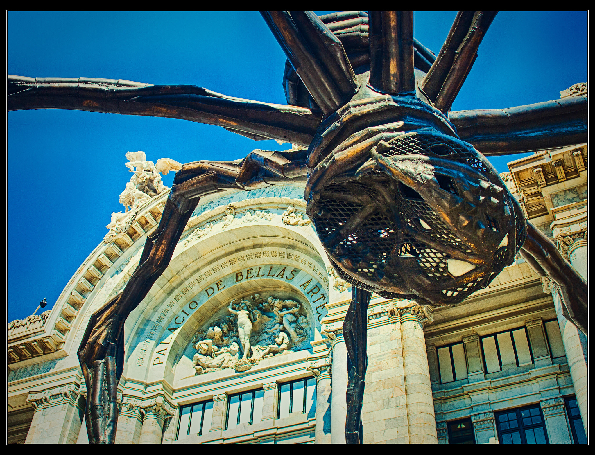 Araña gigante en el Palacio de Bellas Artes de Ciudad de México by ...