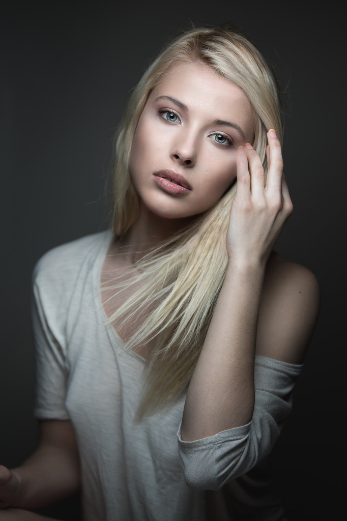 Blonde girl portrait by Fabrice Meuwissen / 500px