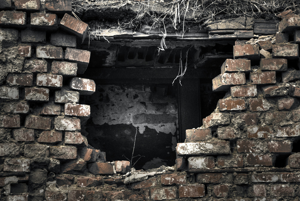 broken wall by Ondřej Klhůfek / 500px