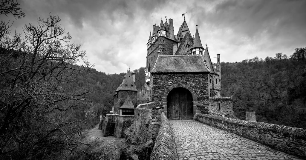 Creepy Castle by Cludes Tomato / 500px