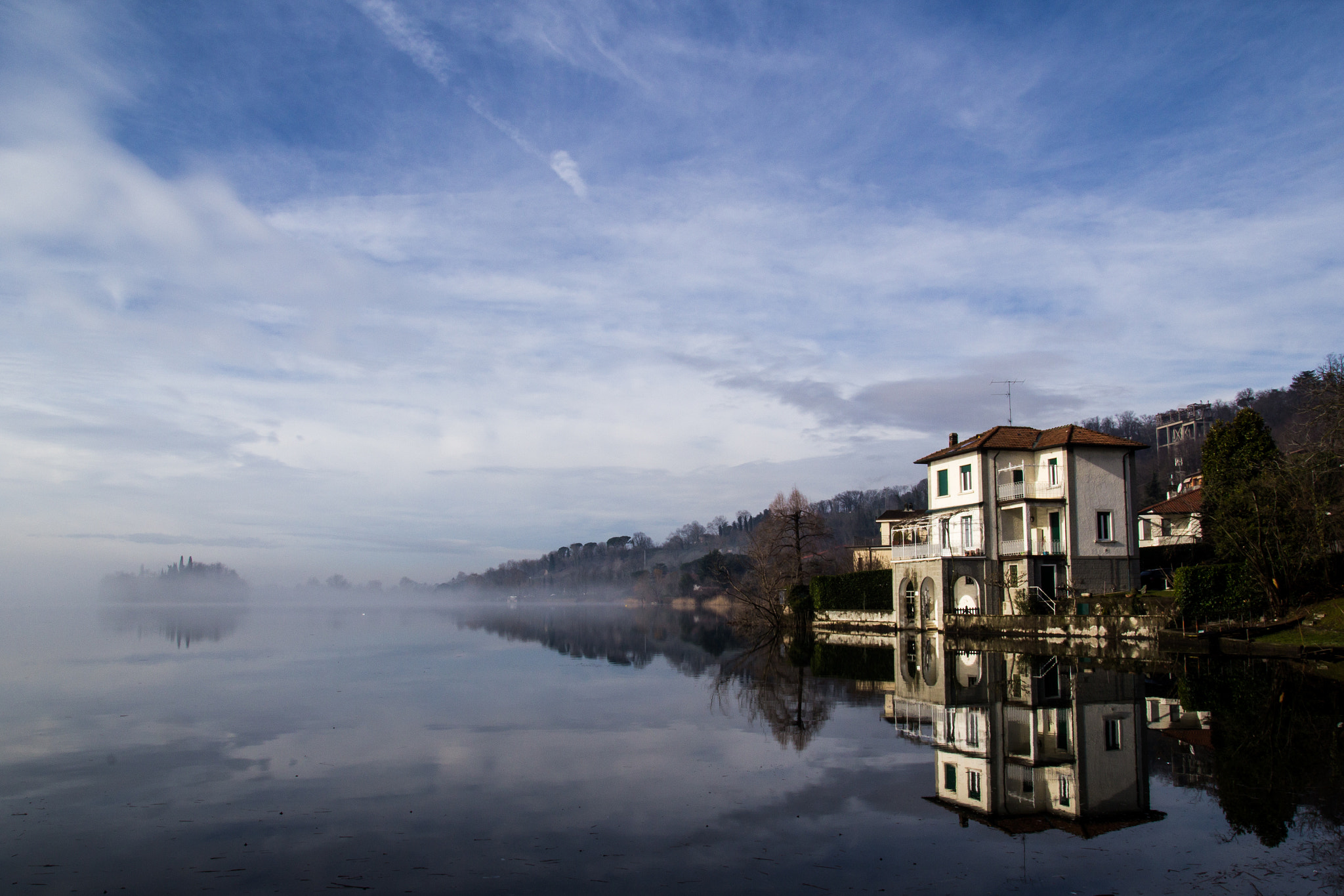 Specchiata nel lago by Alessandro Redaelli / 500px