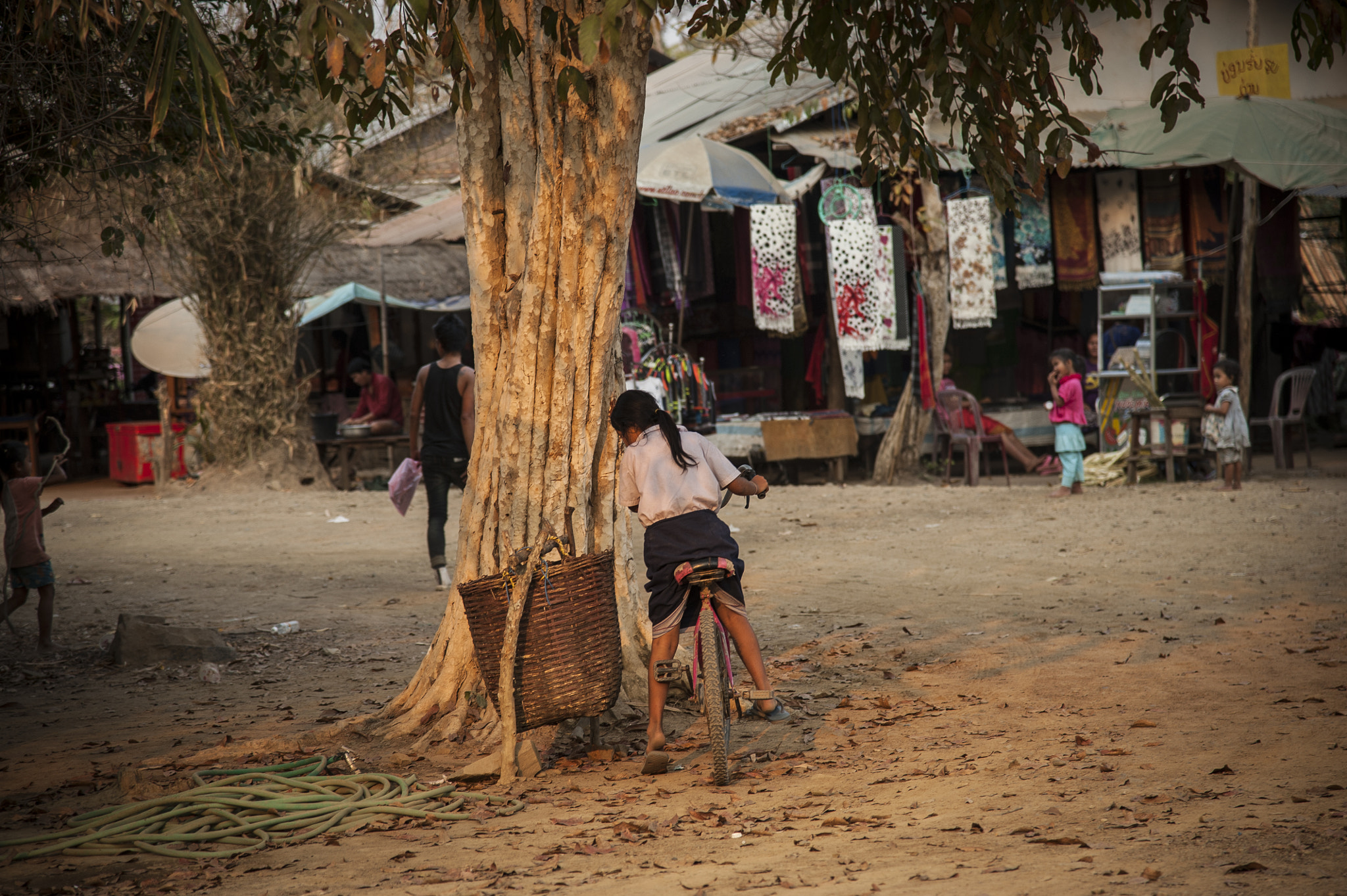 Digging through Trash by Nun Rungrojanarak / 500px