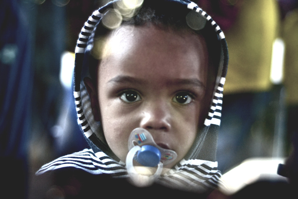 Little Fabio behind the glass by Leonardo Martins / 500px