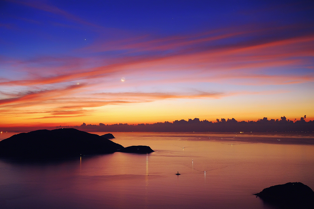 Sun rises, Moon falls by Mike Leung / 500px