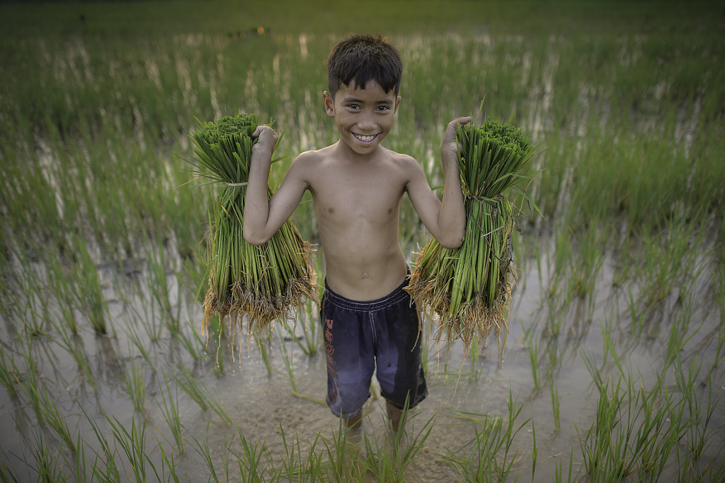 A boy with rice by Proxy Kiatanan / 500px