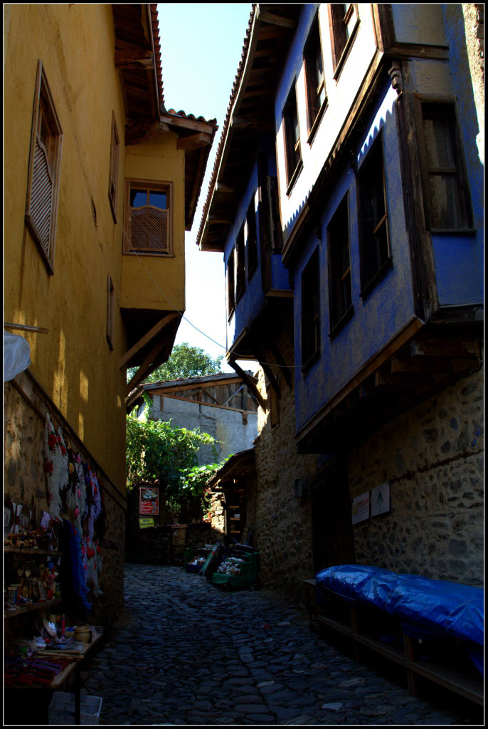 Eski Osmanlı evleri ve taşlı dar sokaklar by Enes Pepec / 500px