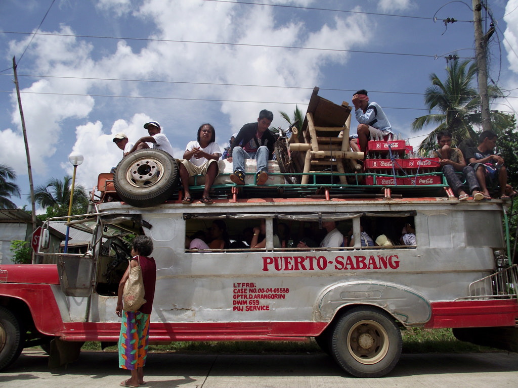 A very full jeepney in the Philippines by Gabriel Morris / 500px
