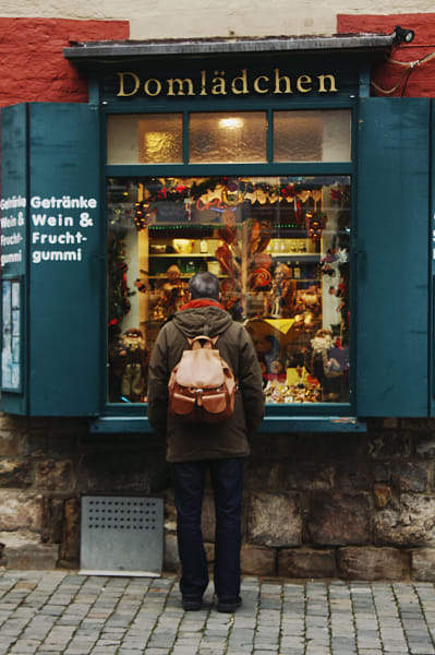 Window shopping by Marta Tomé / 500px