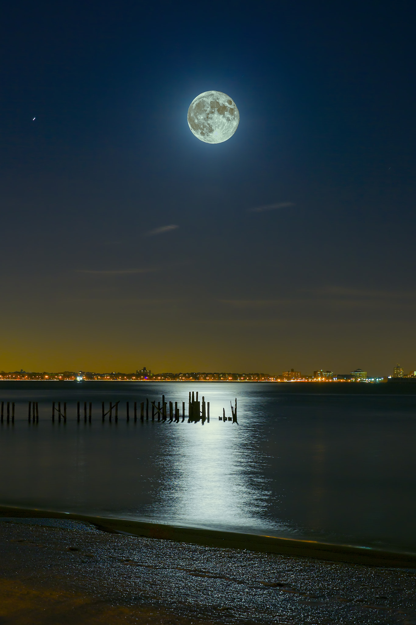Moon above Brooklyn by Anatoliy Urbanskiy - Photo 97913769 / 500px